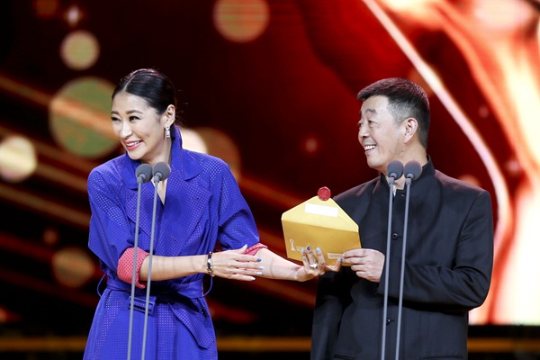 Liang Jing and Gu Changwei grant the Award for Best Cinematography at ...